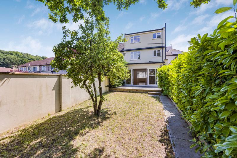 4 bed semi-detached house to rent in Sandycroft, London SE2, £2,750 pcm ...