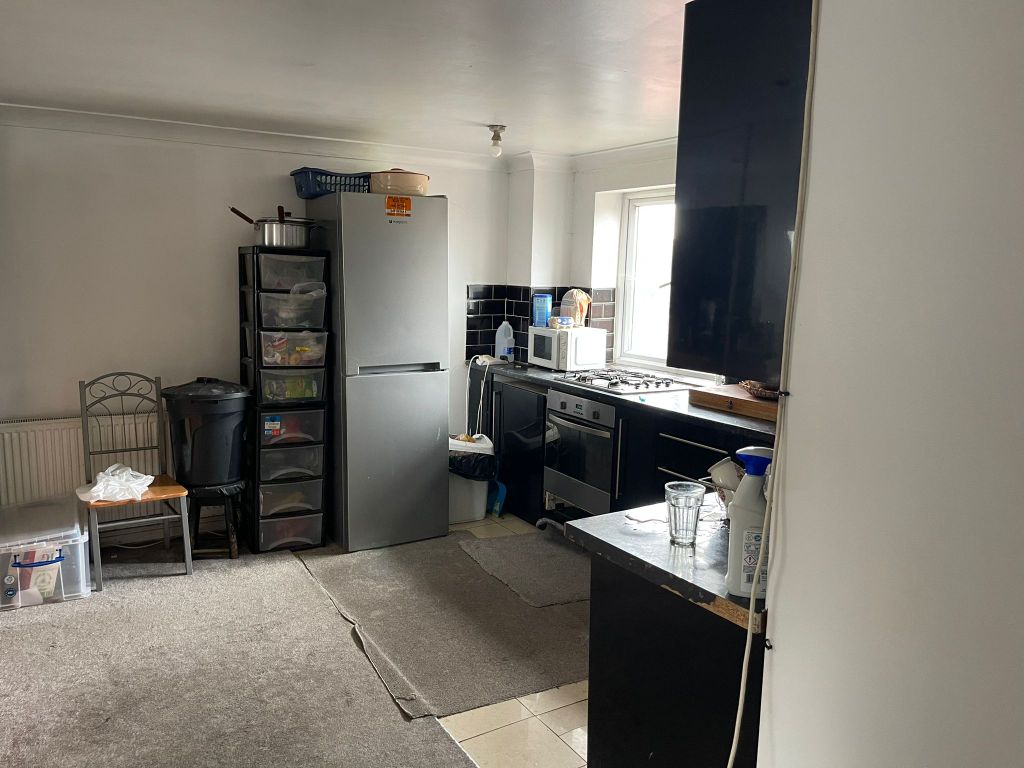 2 bed flat for sale in Marsh Road, Luton LU3, £150,000 - Zoopla