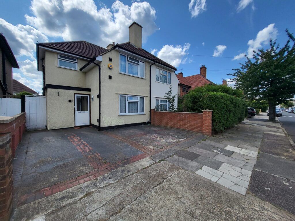 4 Bed Semi Detached House For Sale In Wellington Avenue Hounslow