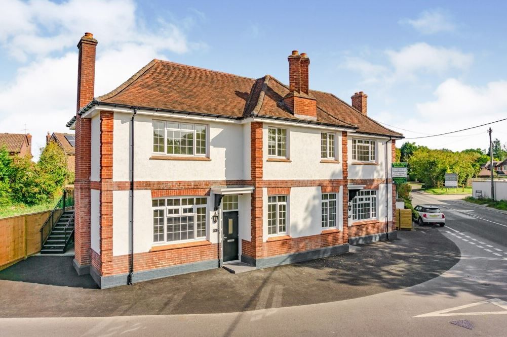 2 Bed Flat To Rent In Brighton Road Mannings Heath Horsham Rh13 £