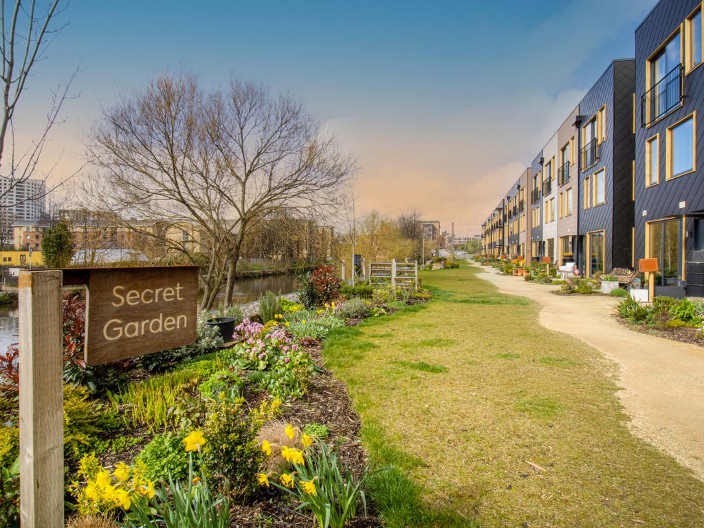 4 bed town house to rent in Secret Garden, Leeds LS9 - Zoopla