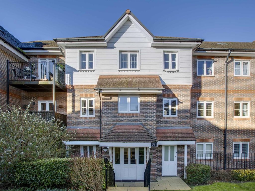 2 bed flat for sale in Freer Crescent, High Wycombe HP13, £240,000 - Zoopla