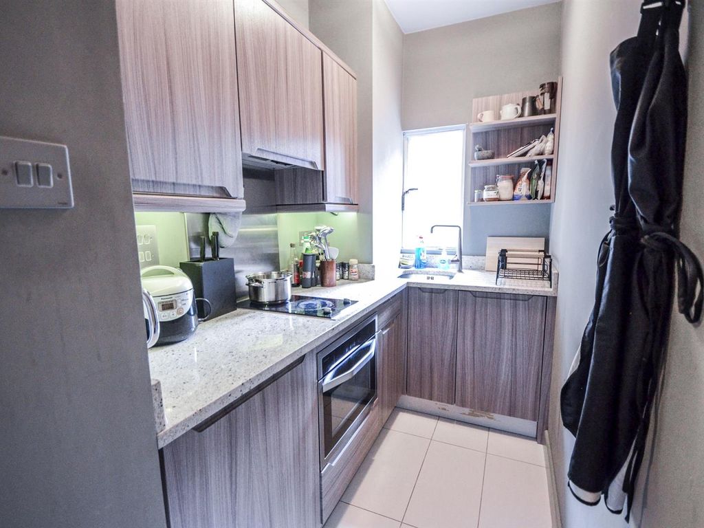 1 bed flat to rent in Paramount Court, University Street London WC1E, £ ...