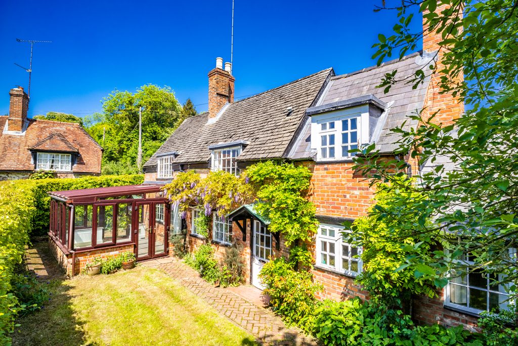 3 bed detached house to rent in 4 Pyt Cottage, Ashampstead RG8, £2,400 ...