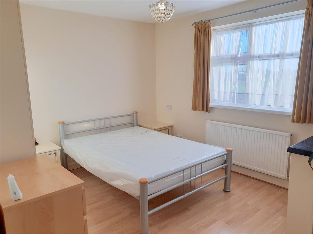 Studio to rent in Botwell Common Road, Hayes UB3, £800 pcm - Zoopla