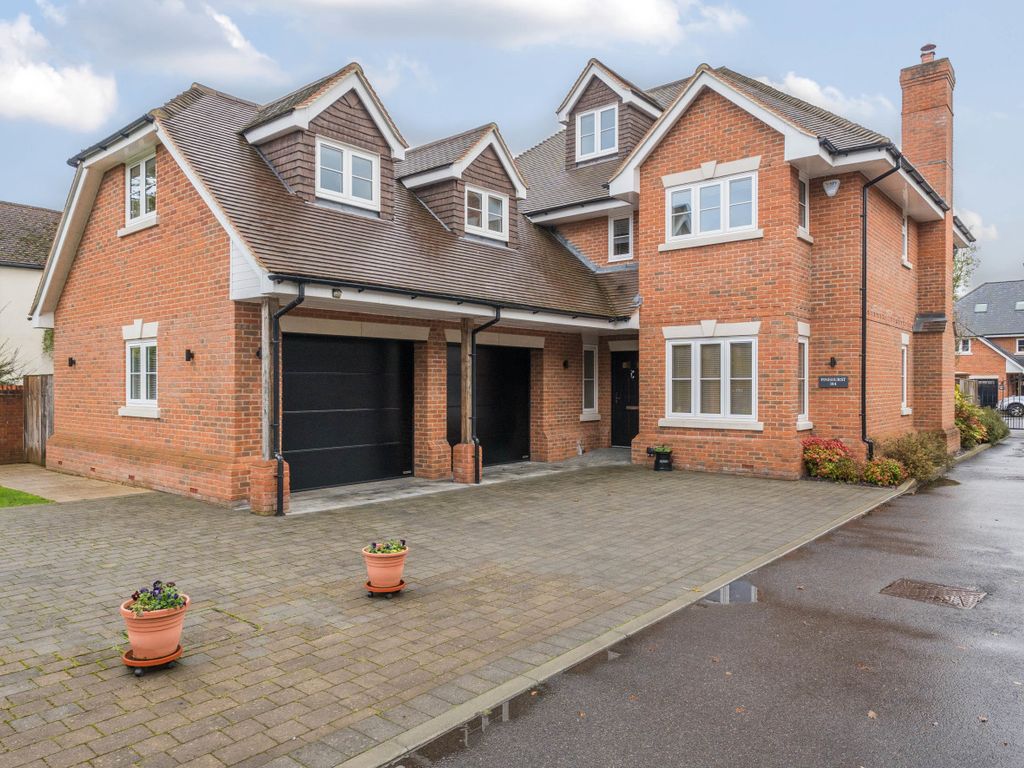 5 Bed Detached House For Sale In Finchampstead Road Wokingham