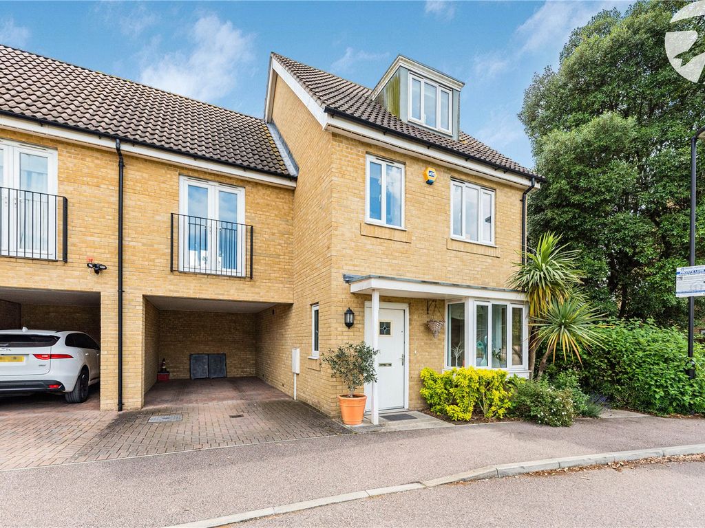 4 bed link detached house for sale in Martin Drive, Stone, Dartford ...