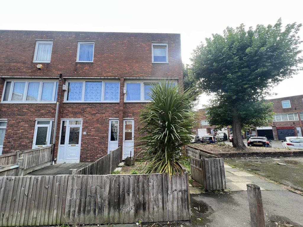 4 bed property for sale in Rowntree Path, London SE28 - Zoopla