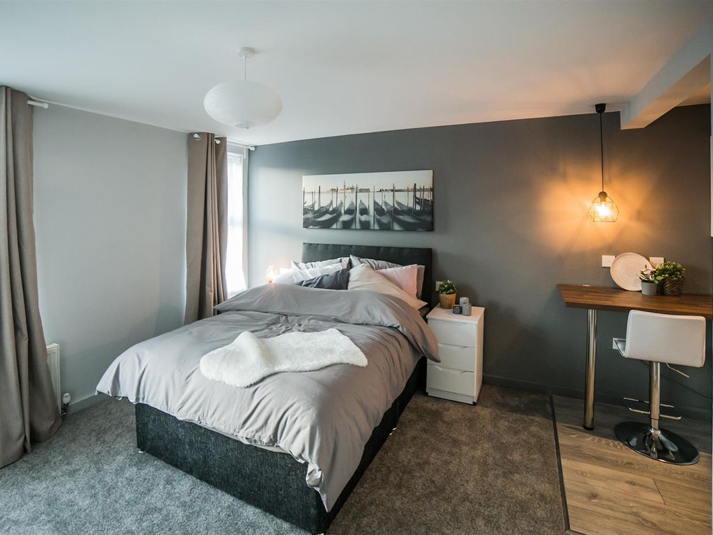 Room to rent in Windmill Lane, Smethwick B66, £675 pcm - Zoopla