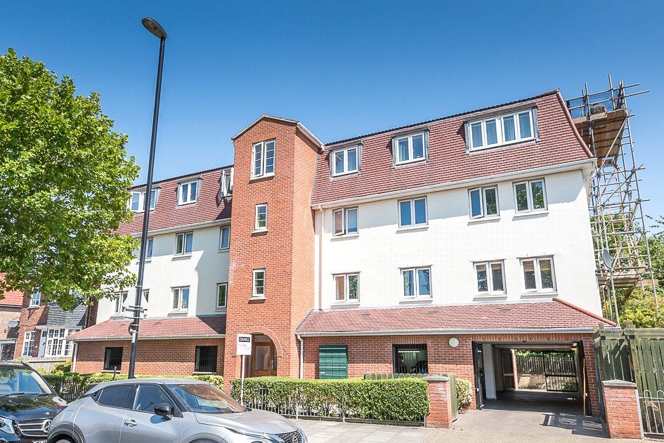 2 bed flat for sale in Downham Way, Bromley, Kent BR1 - Zoopla
