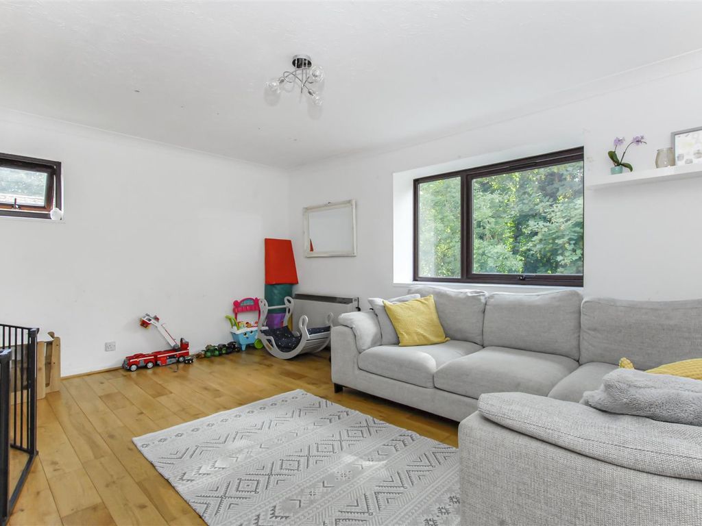 2 bed flat for sale in Robins Close, Uxbridge UB8, £260,000 - Zoopla