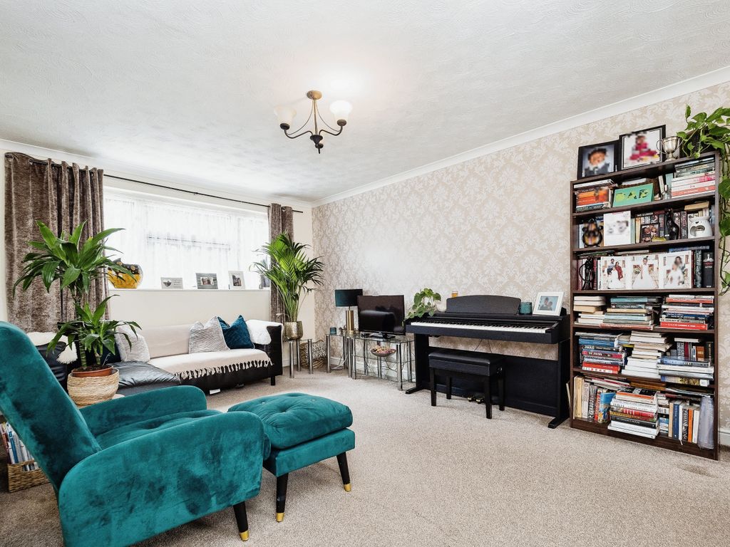 2 bed flat for sale in Ongar Way, Rainham RM13, £250,000 - Zoopla