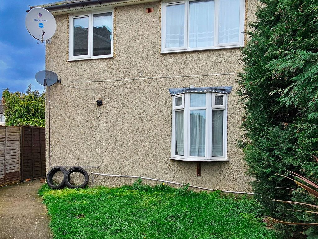 3 Bed End Terrace House For Sale In Stamford Road Dagenham Rm9 £