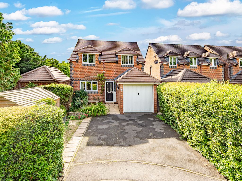 4 bed detached house for sale in May Tree Close, Bicester OX26, £ ...