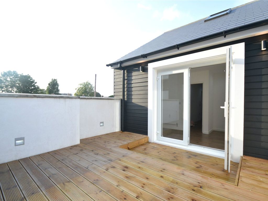 1 bed flat to rent in Hastings Place, Addiscombe, Croydon CR0, £1,300 ...