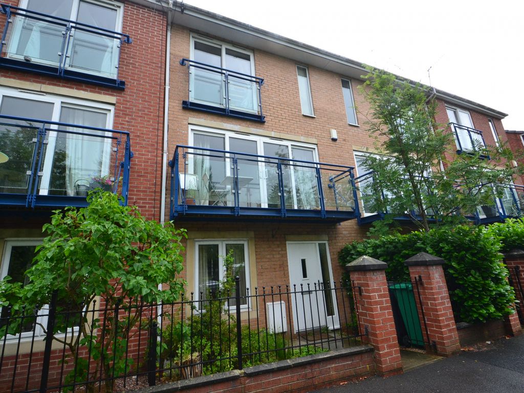 3 bed town house to rent in The Sanctuary, Hulme, Manchester. M15, £ ...