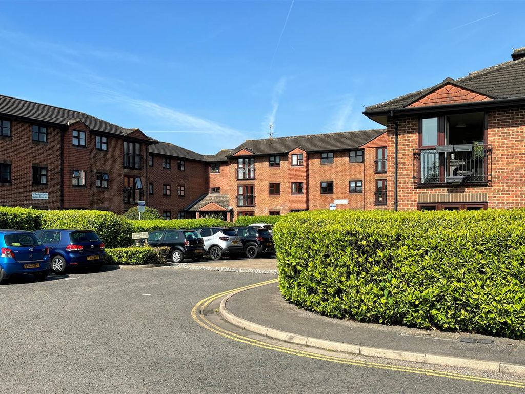 1 bed flat for sale in St. Georges Road, Addlestone KT15, £85,000 - Zoopla