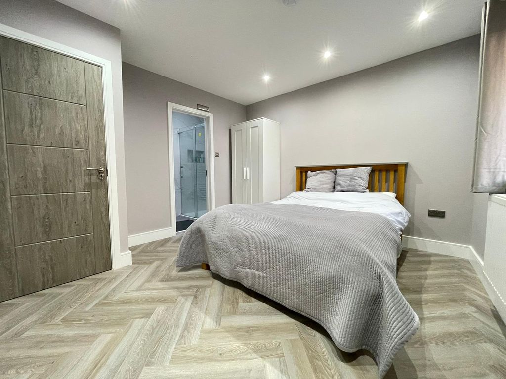 2 bed flat to rent in Durham Road, Raynes Park, London SW20, £2,350 pcm ...