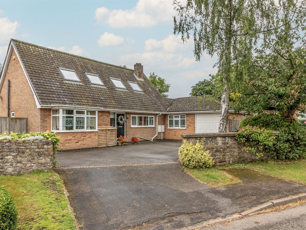 6 bed detached bungalow for sale in Main Street, Wysall, Nottingham ...