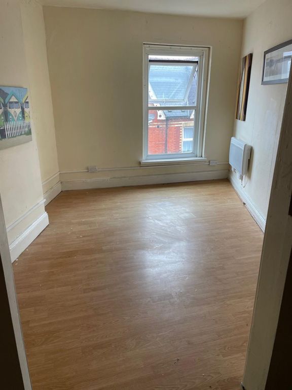 1 bed flat to rent in Windsor Road, Neath SA11, £550 pcm - Zoopla