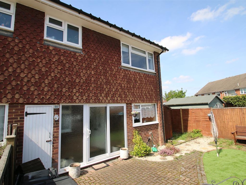 1 bed maisonette for sale in Sussex Close, Knaphill, Woking GU21 - Zoopla