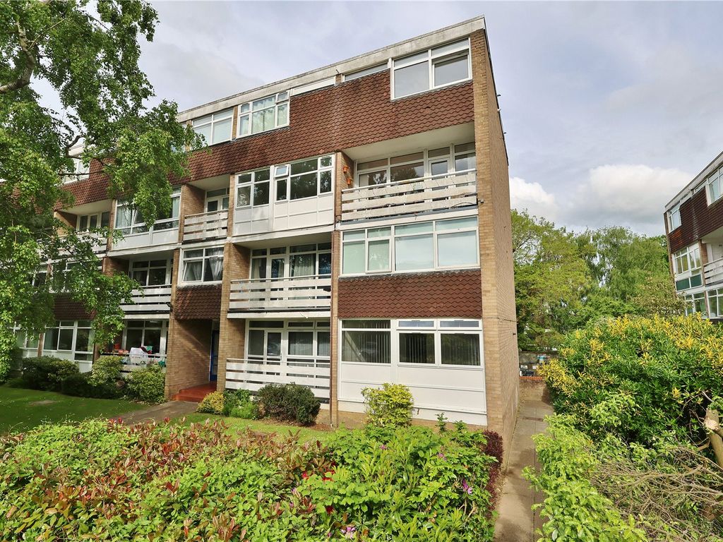 2 bed flat to rent in Hill View Court, Woking, Surrey GU22, £1,500 pcm ...
