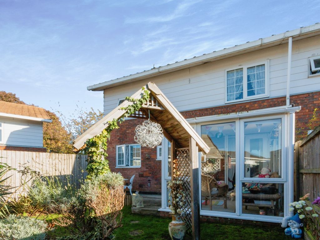 3 bed end terrace house for sale in Bach Close, Basingstoke, Hampshire ...