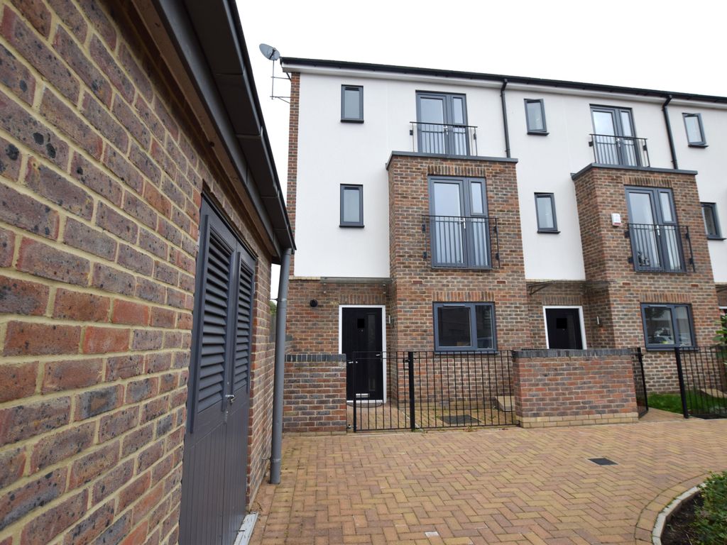 3 bed property to rent in Clifton Hatch, Harlow CM18, £1,650 pcm - Zoopla