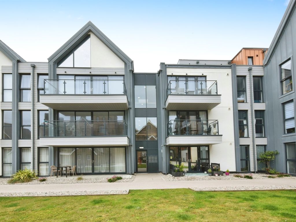 2 bed flat for sale in Rest Bay, Porthcawl CF36, £370,000 - Zoopla