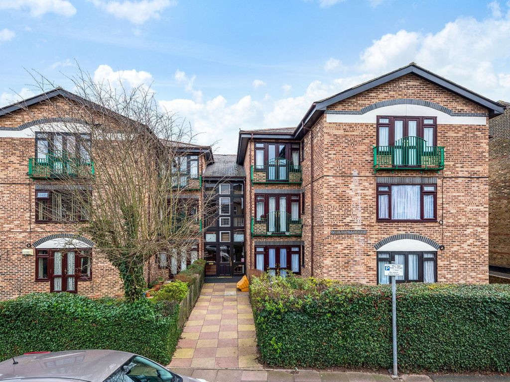 Studio to rent in Hadlow Road, Sidcup DA14, £1,050 pcm - Zoopla