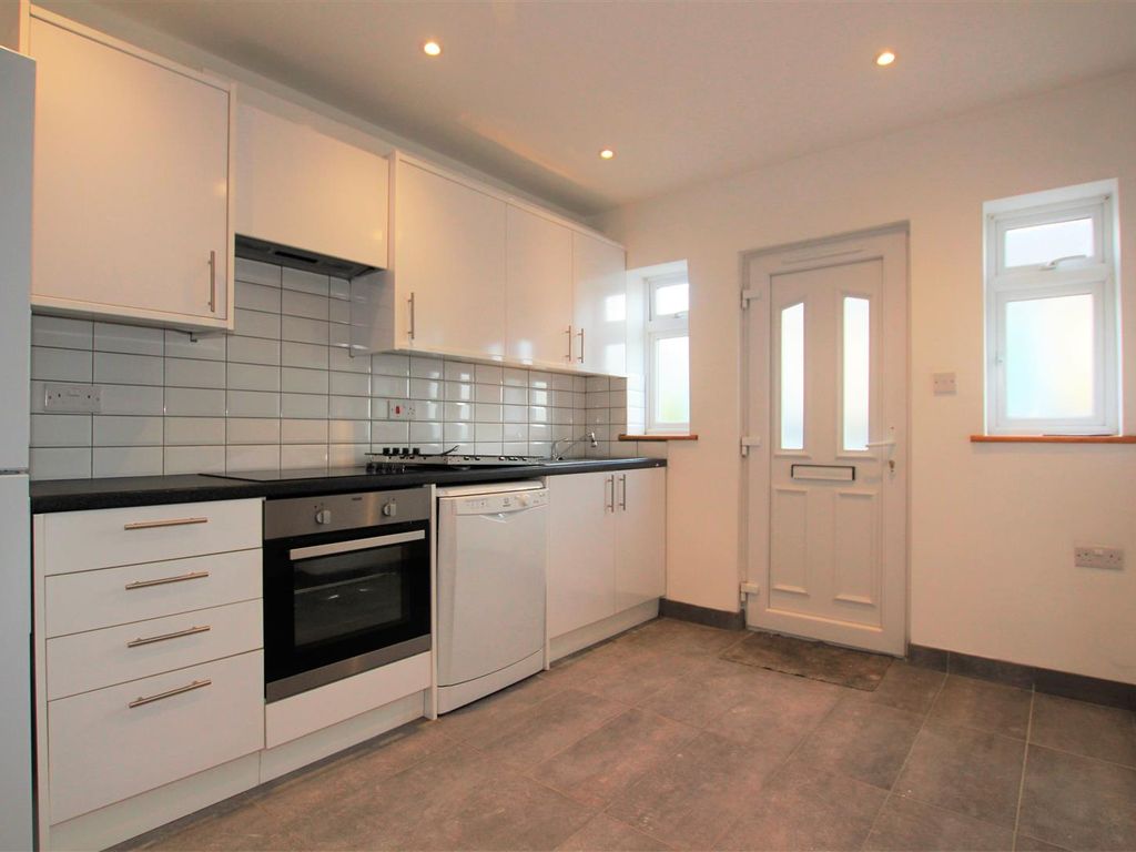1 bed flat to rent in Kellino Street, London SW17, £1,550 pcm - Zoopla