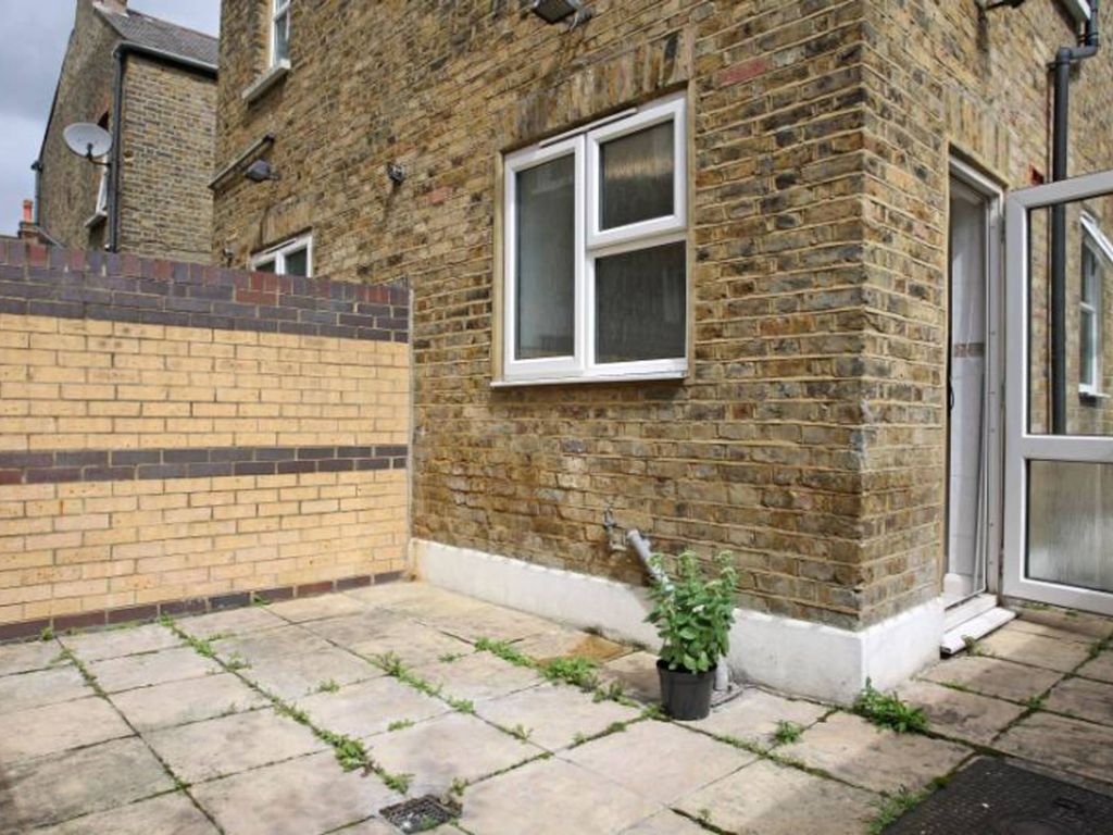 1 bed flat to rent in Tooting Bec Road, Tooting Bec, London SW17, £ ...