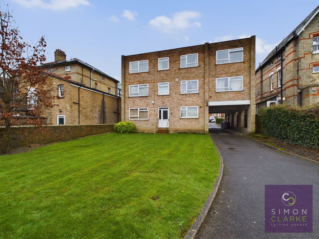 2 bed flat to rent in Station Road, New Barnet, - With Garage EN5, £ ...