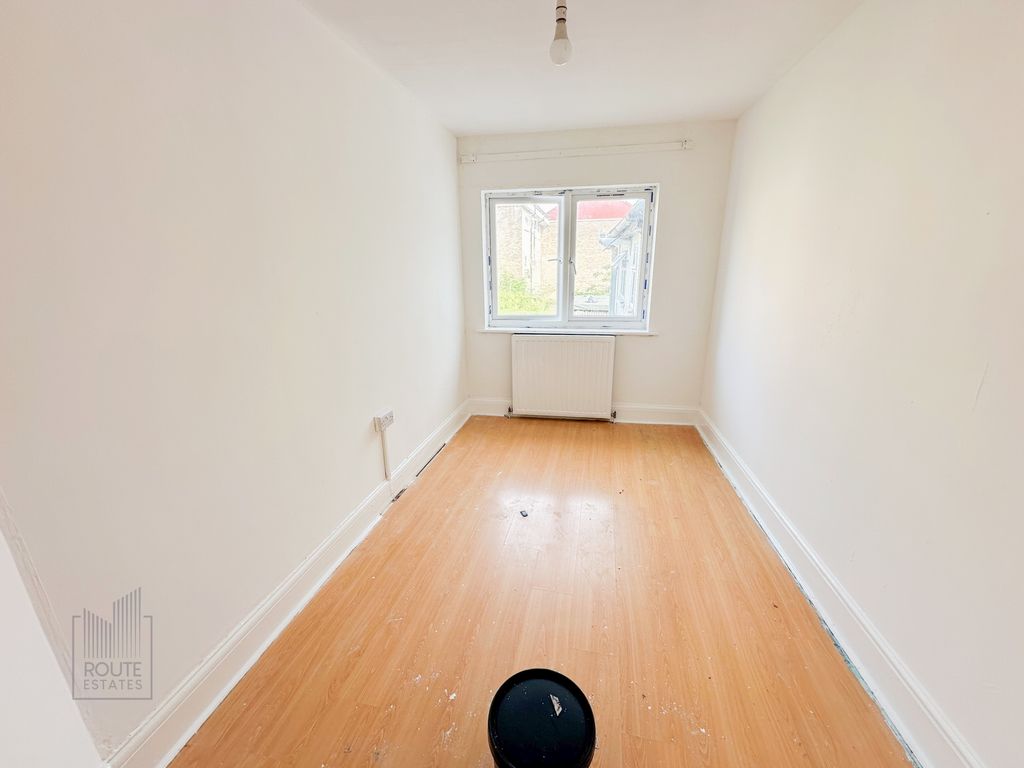 Room to rent in Hoe Lane, Enfield EN3, £600 pcm - Zoopla