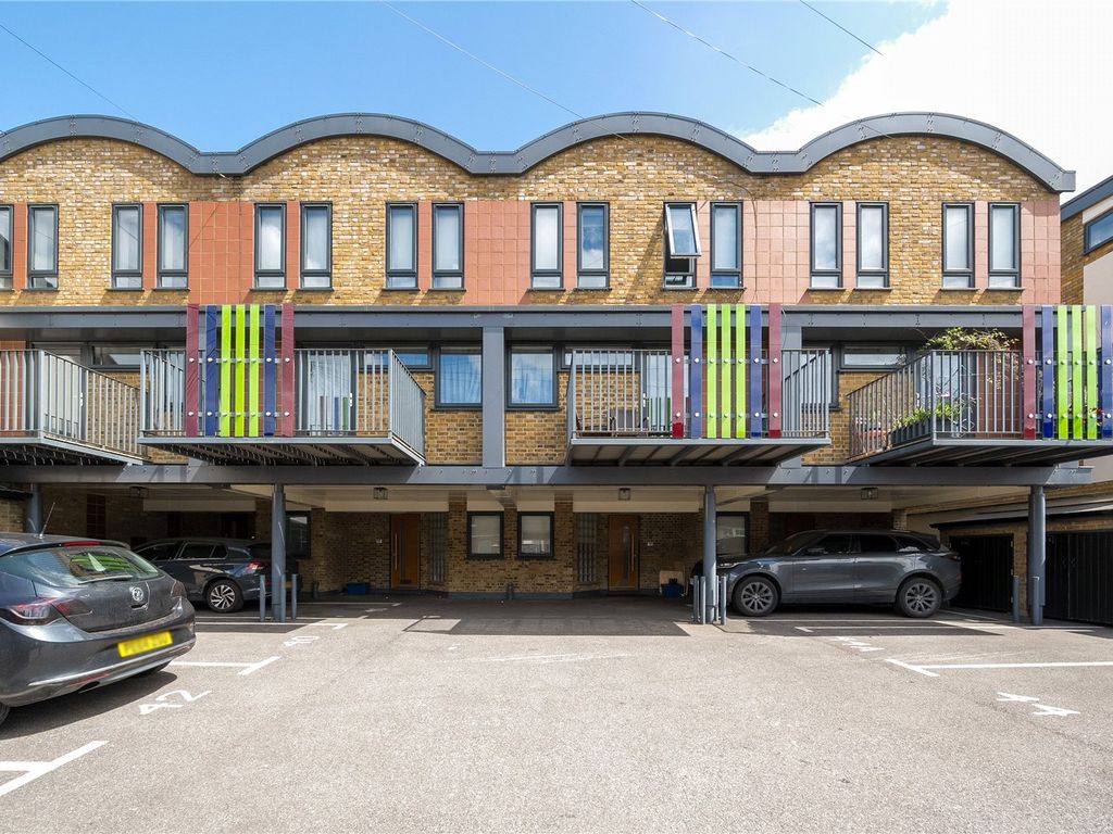 3 bed end terrace house for sale in Vale Road, Bushey, Hertfordshire ...