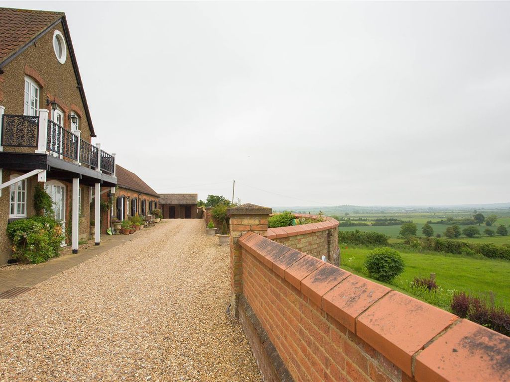 2 bed barn conversion to rent in Howell Hill Close, Mentmore, Leighton ...