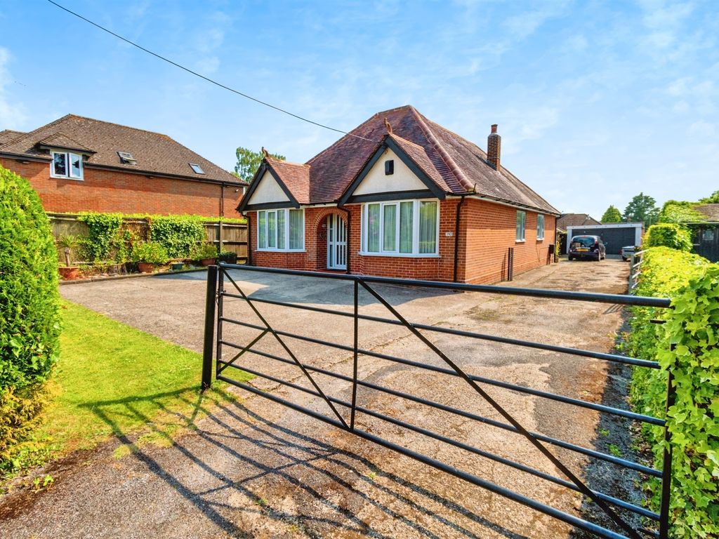 4 Bed Detached Bungalow For Sale In Botley Road North Baddesley