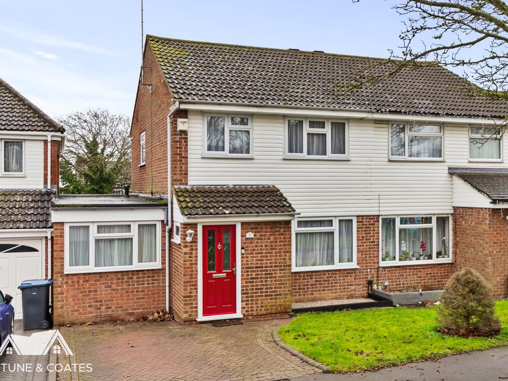 3 Bed Semi Detached House For Sale In Bynghams Harlow Cm19 £400 000