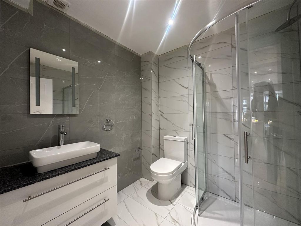 Room to rent in Dawes Moor Close, Slough SL2, £950 pcm - Zoopla