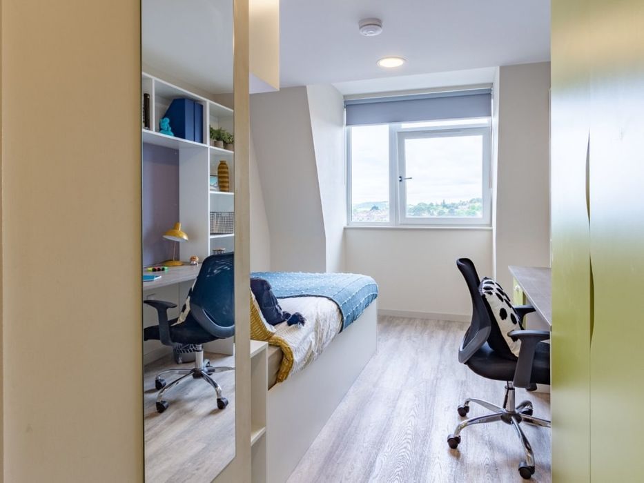 Room to rent in 1 Cheeke Street, Exeter EX1 - Zoopla