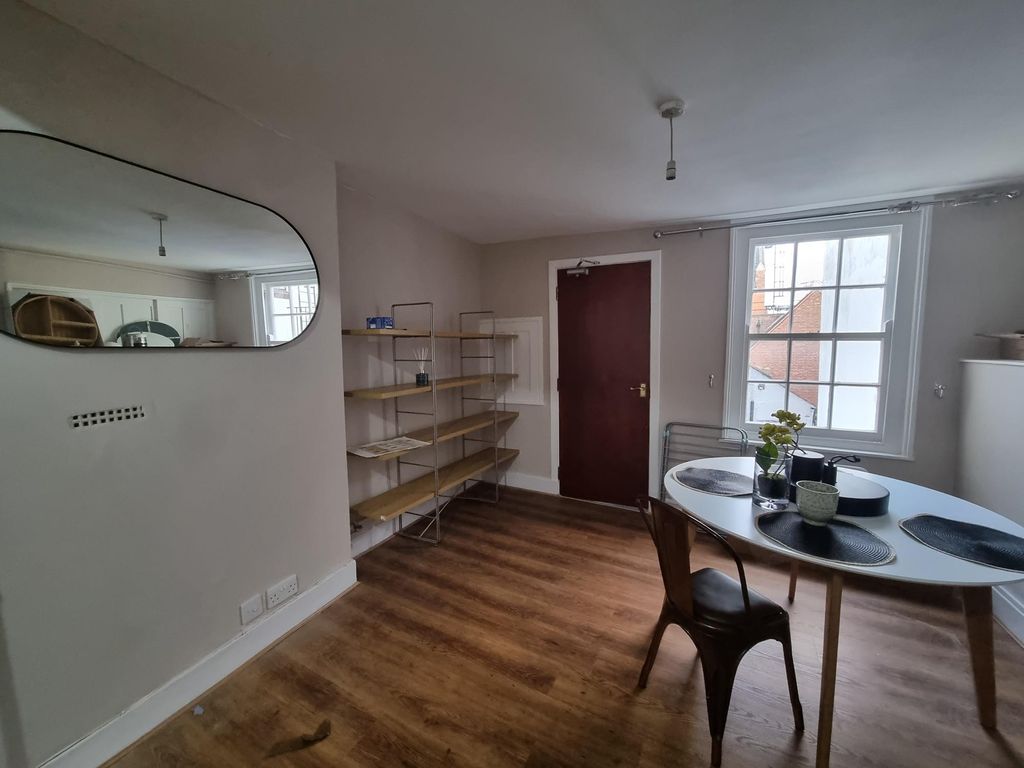 2 bed flat to rent in High Street, Oxford OX1, £1,700 pcm - Zoopla