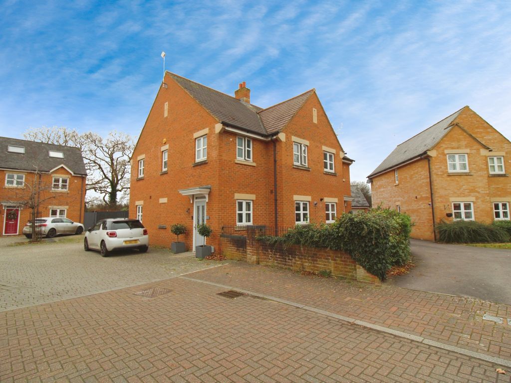 3 Bed Semi Detached House For Sale In Estella Close Haydon End