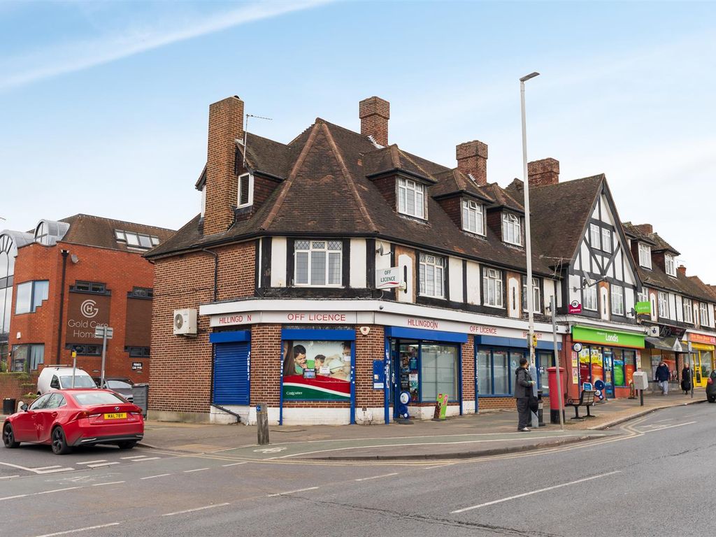 3 bed flat to rent in Hillingdon Hill, Uxbridge UB10, £1,850 pcm - Zoopla
