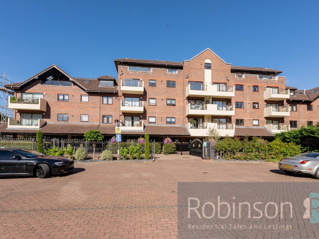 2 bed flat to rent in Lockbridge Court Ray Park Road, Maidenhead ...