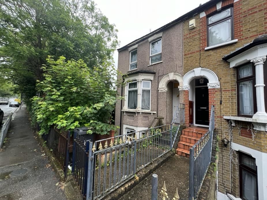 1 bed flat for sale in Bridge Road, Grays RM17, £185,000 - Zoopla