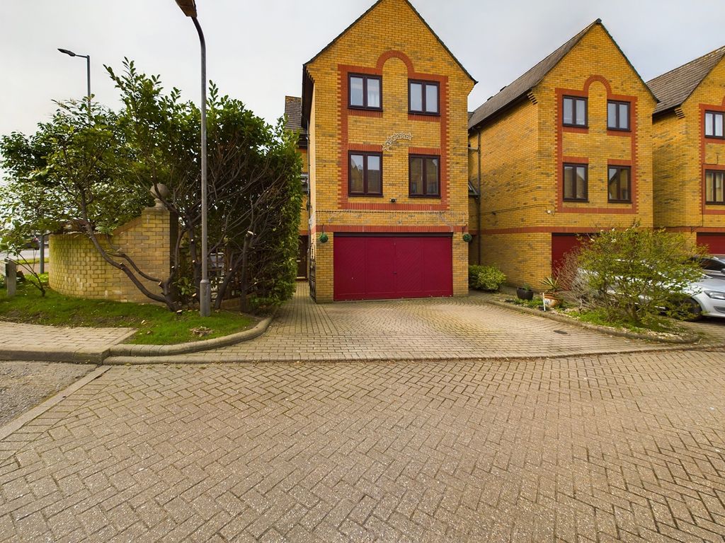 5 bed detached house for sale in Standring Place, Aylesbury HP20 - Zoopla