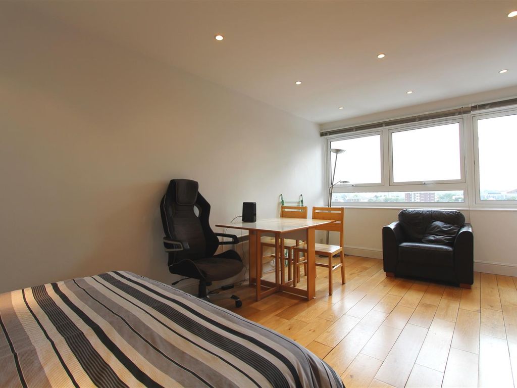 Studio to rent in Park House, Seven Sisters Road, Finsbury Park N4, £ ...