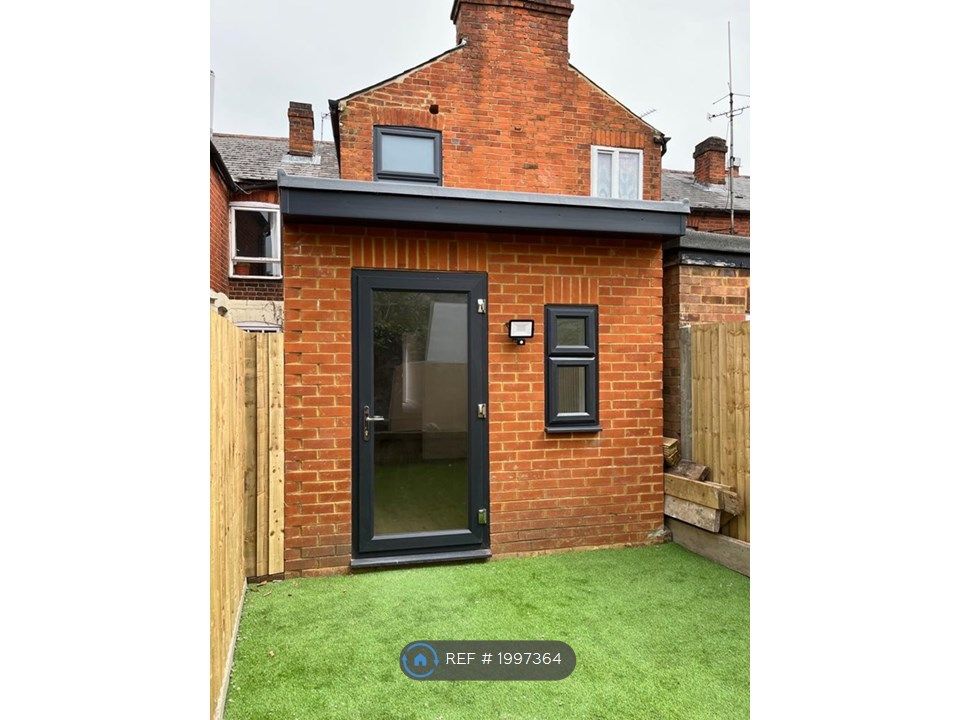 3 bed terraced house to rent in St. Johns Hill, Reading RG1, £1,900 pcm - Zoopla