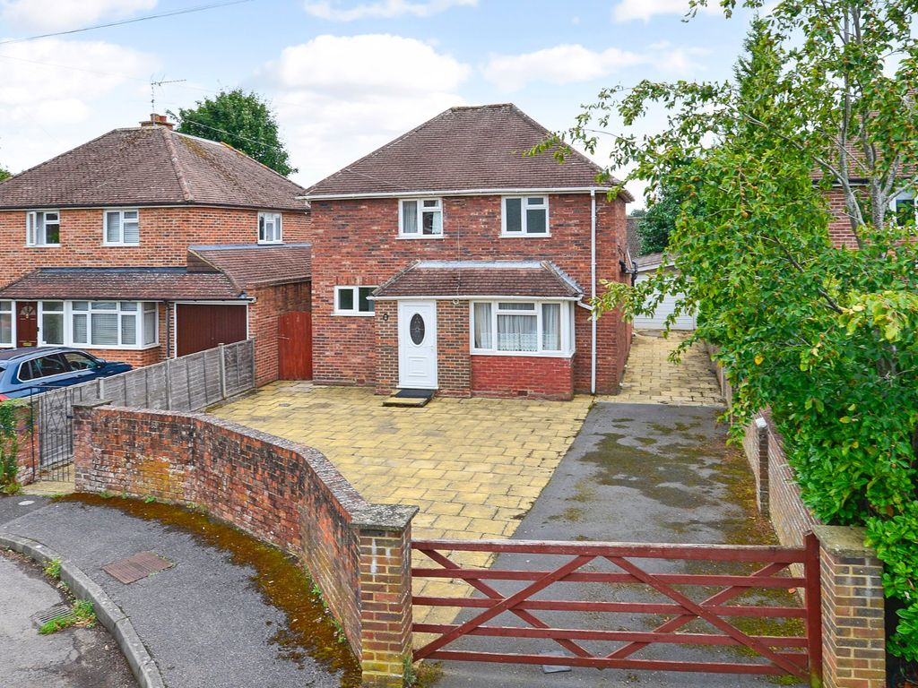 3 bed detached house for sale in Godalming, Surrey GU7, £600,000 - Zoopla