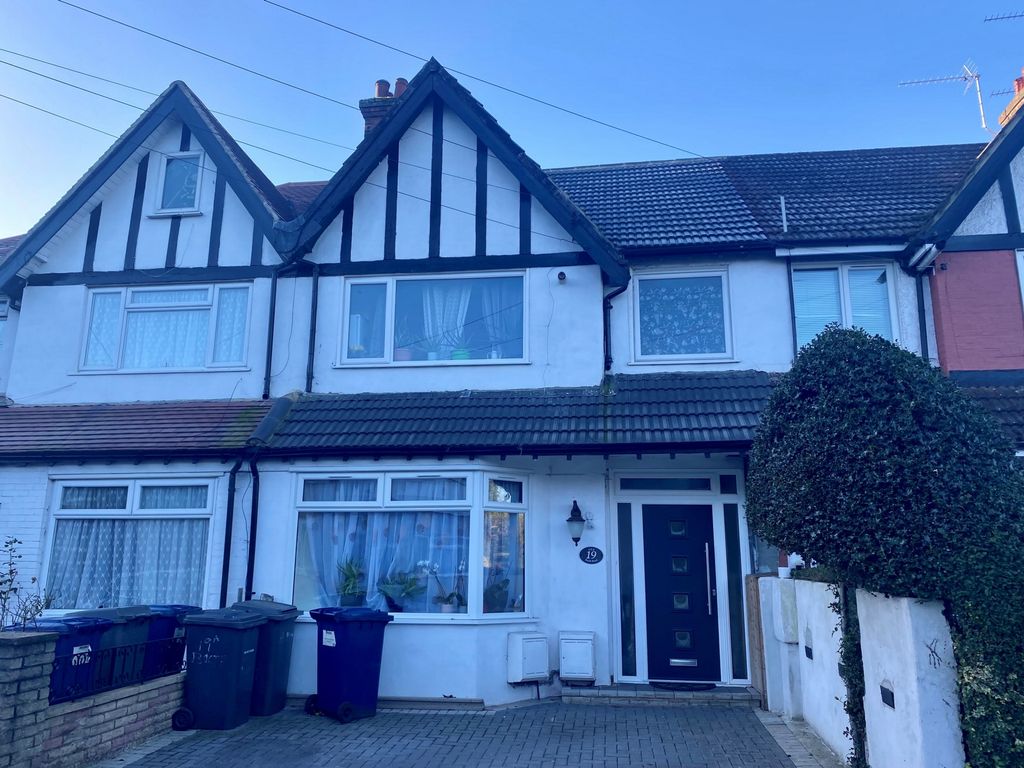 2 bed flat to rent in Booth Road, London NW9, £1,750 pcm - Zoopla